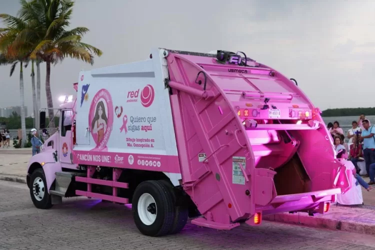 Camión rosa recolector de basura, circula las calles de Cancún