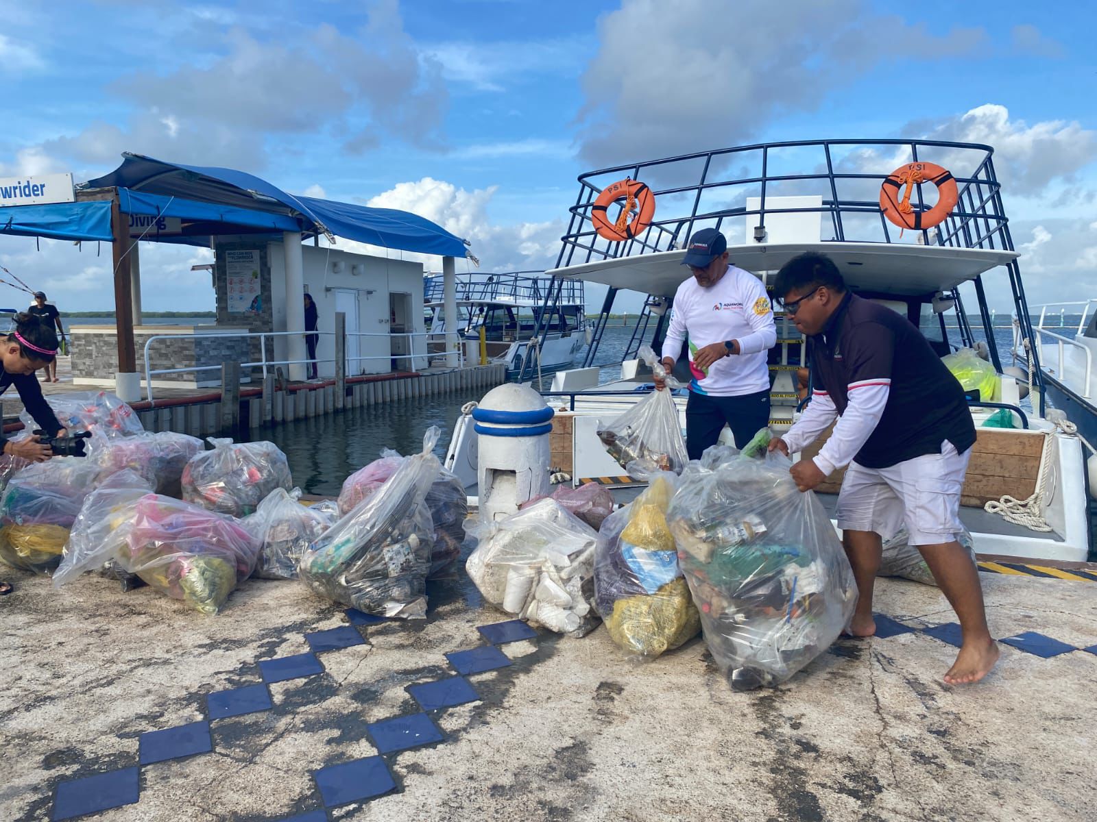 Realizan jornada de limpieza de un canal de la Laguna Nichupté de Cancún