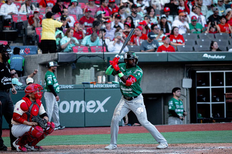 El cubano Adeiny Hechavarría llega a los Leones de Yucatán